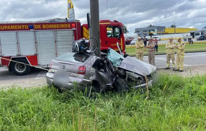 Motorista morre após bater carro em poste durante possível racha na CIC, em Curitiba – Rede 190